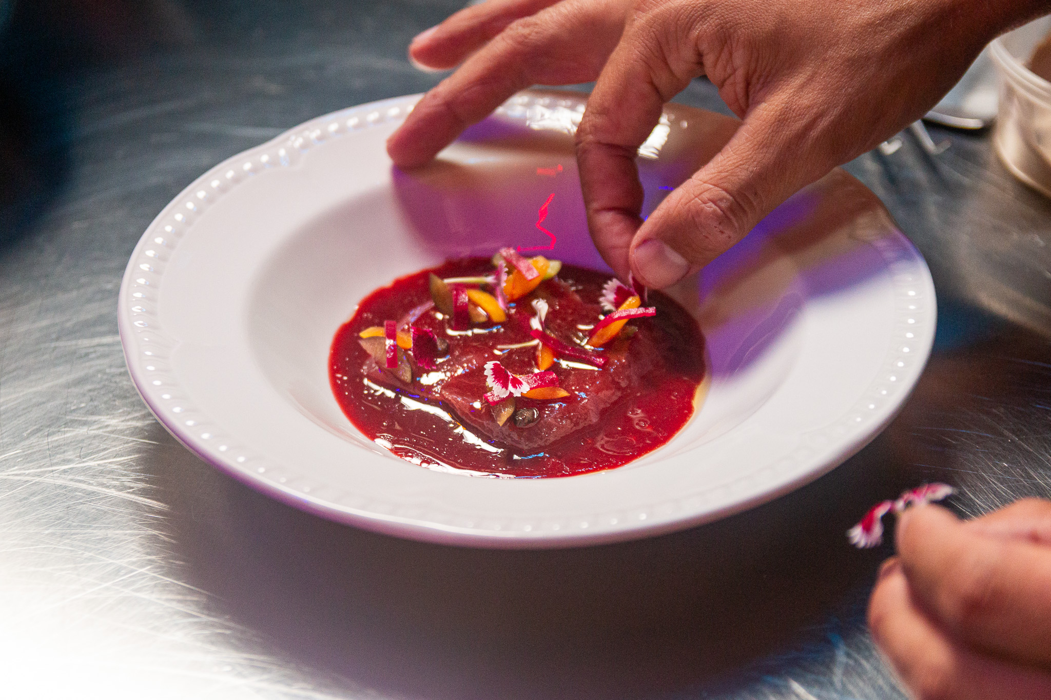 Recette de crudo de thon, prunes et gingembre d’ici du chef Raphaël ...